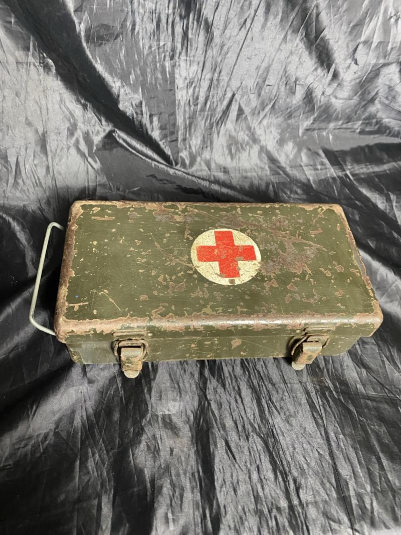 Chase Militaria | WW2 U.S. VEHICLE FIRST AID 12-UNIT TIN