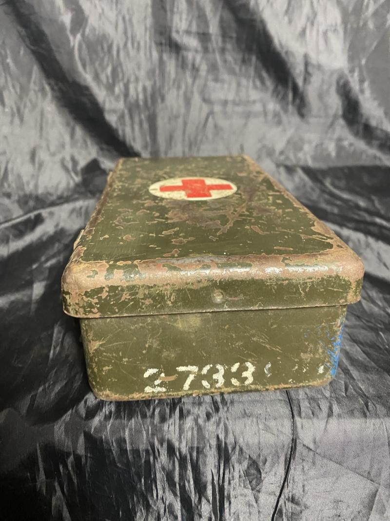 Chase Militaria | WW2 U.S. VEHICLE FIRST AID 12-UNIT TIN