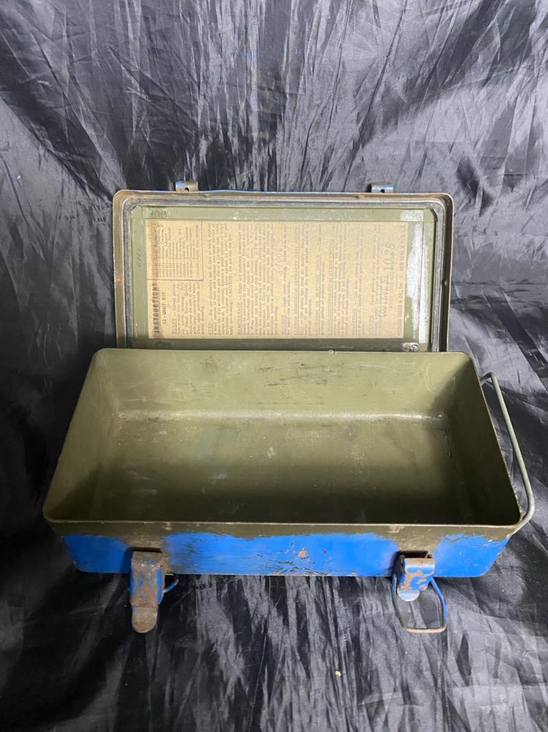 Chase Militaria | WW2 U.S. VEHICLE FIRST AID 12-UNIT TIN